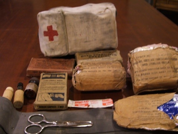 Kit First Aid Aeronautic U.S.World War II by sewandsewtreasures Kit First Aid Aeronautic U.S.World War II by sewandsewtreasures