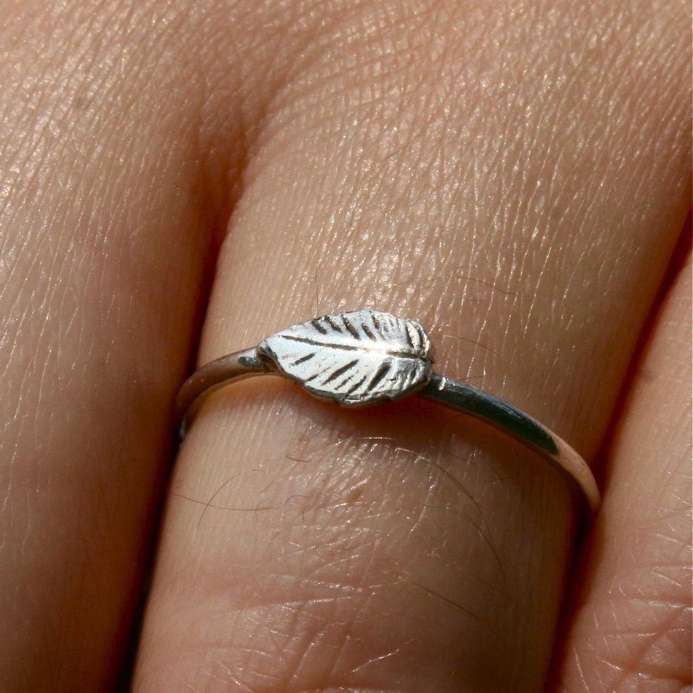 Delicate ring made in sterling silver featuring a single leaf