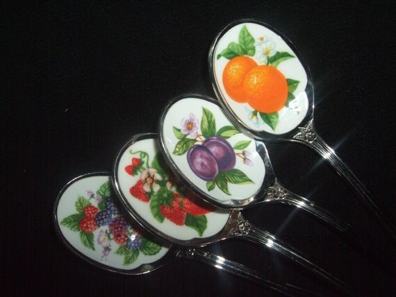 SET OF VINTAGE AVON FRUIT SPOONS