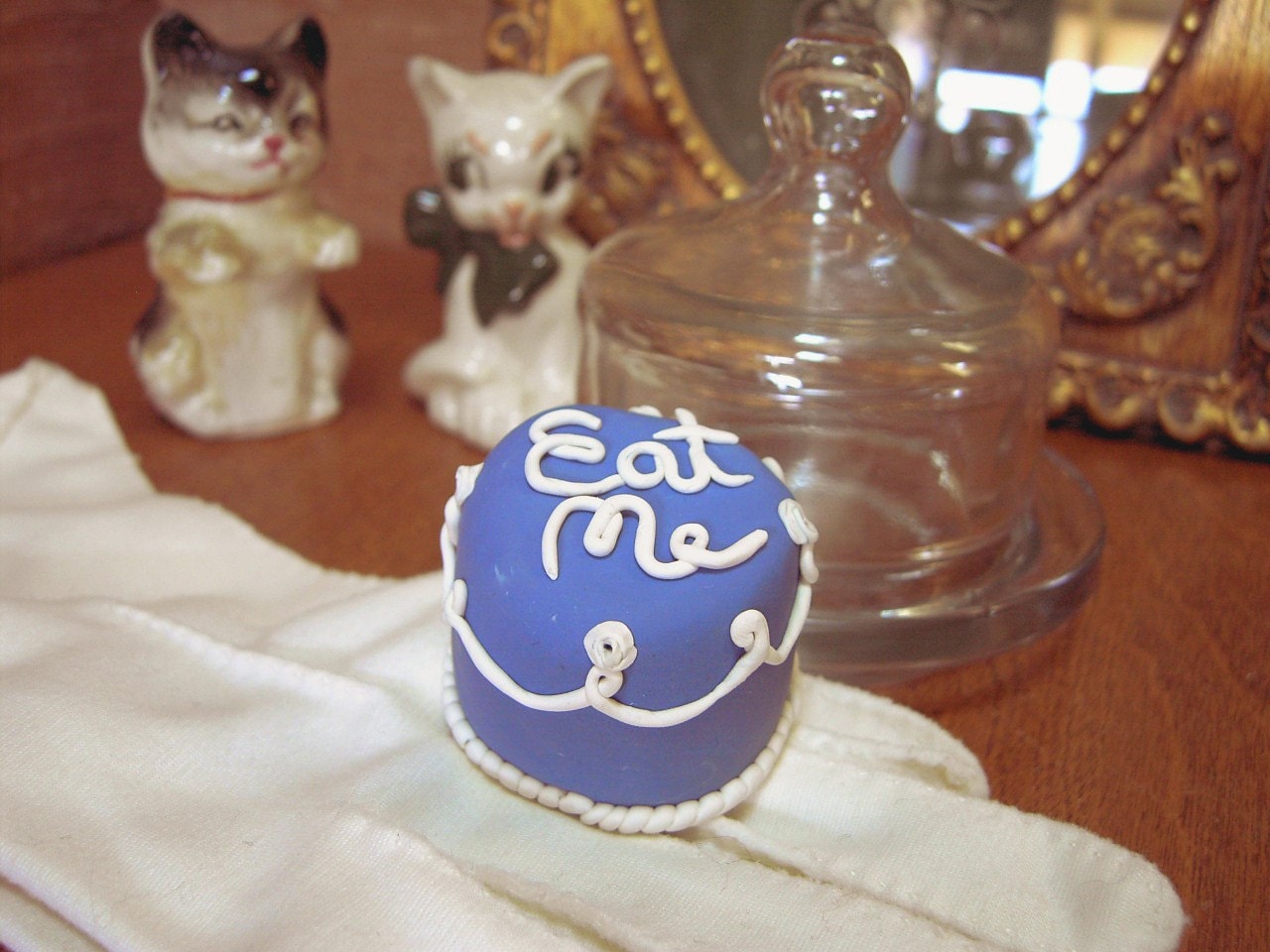 Alice In Wonderland Eat Me Cake And Drink Me