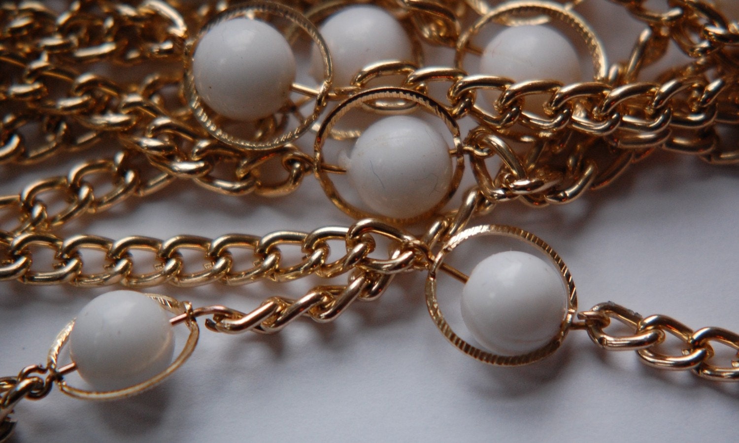 Vintage Funky White Plastic Beaded Chain Gold Links chn036