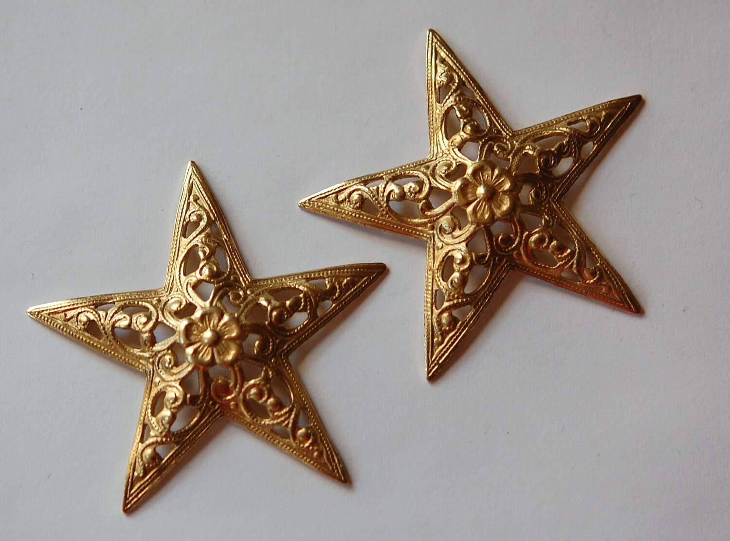 Raw Brass Dapped Filigree Star with Flower 2 mtl338