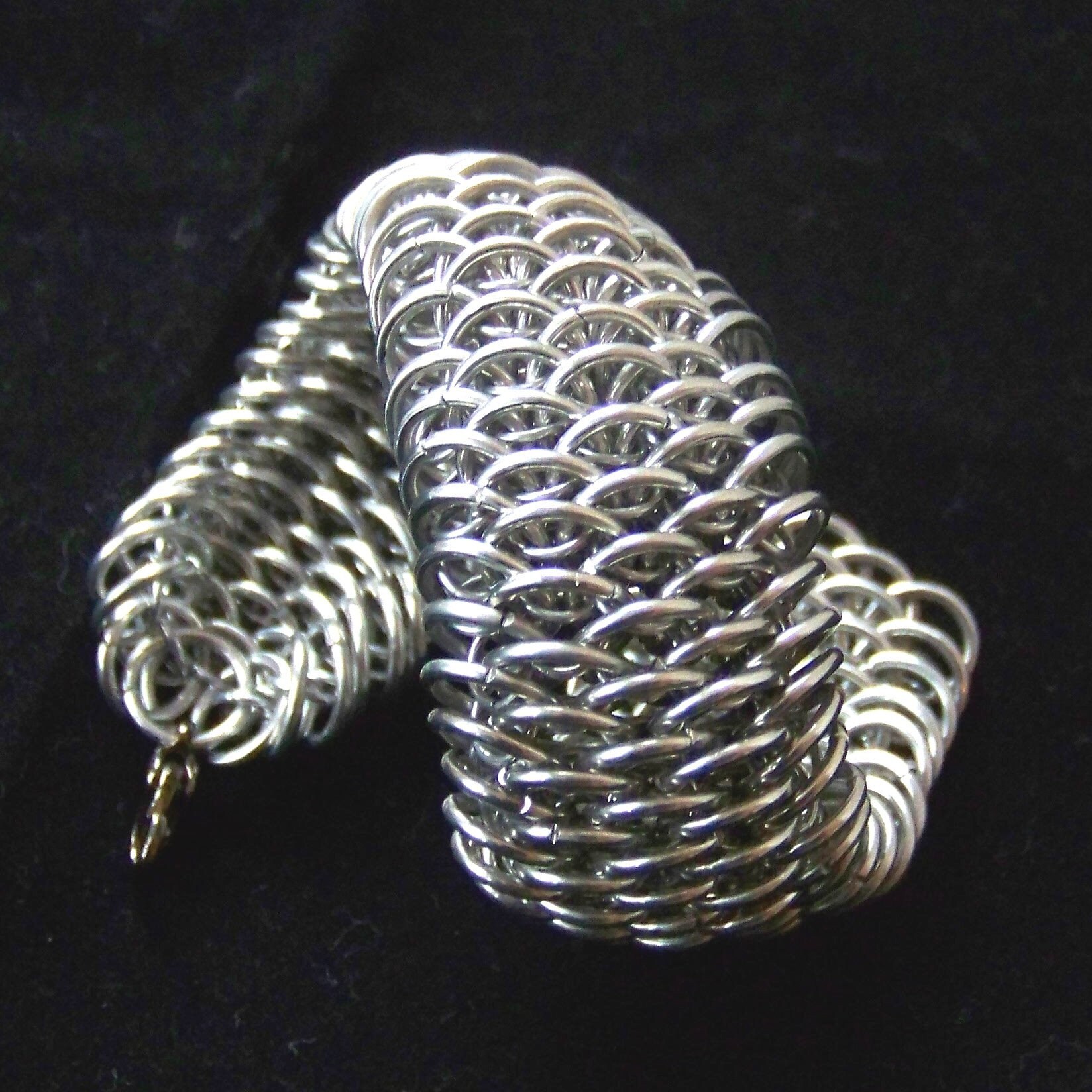 Dragonscale chainmaille bracelet in bright aluminium