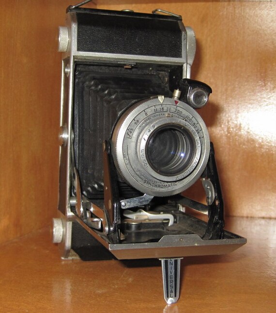 Weekend Sale Vintage Universal Roamer II Folding Camera