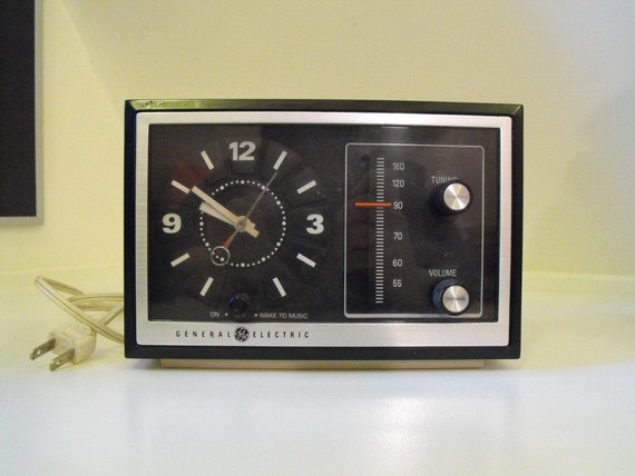 ON SALE Vintage 1970s GE Am Radio Alarm Clock by pardonmypast