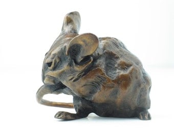 Pugnacious mouse bronze sculpture around 7 inches nose tip to