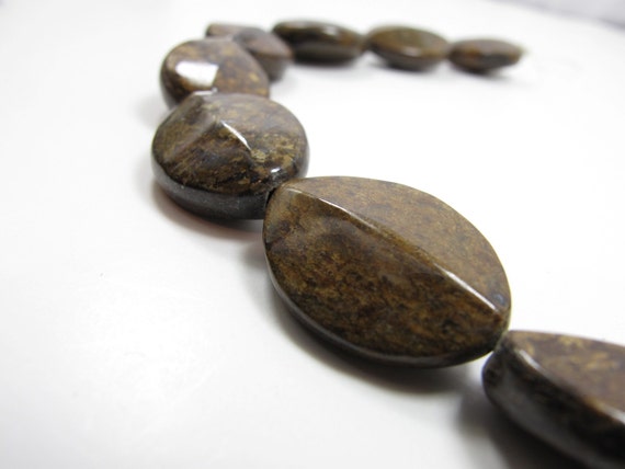25mm Submetallic Luster Bronzite Oval 8 inches B3056