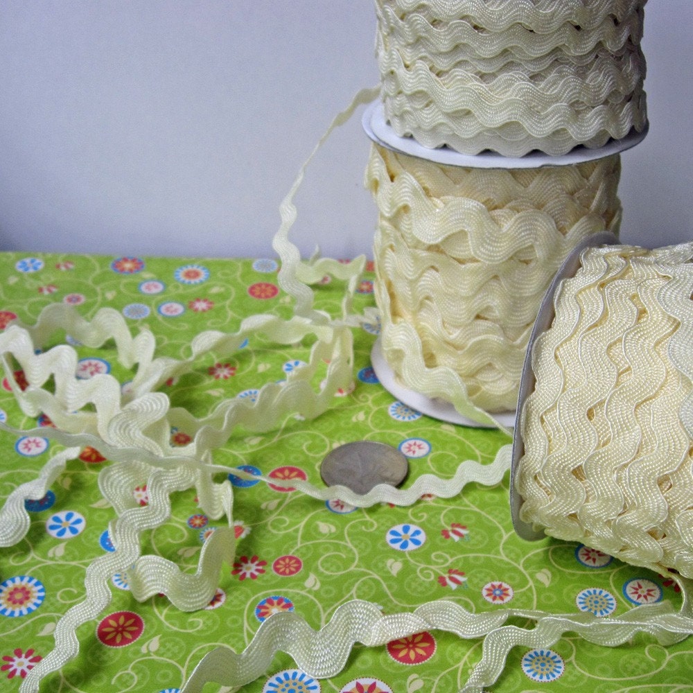 SALE JUMBO 300 YARDS 12 Spools of Ric Rac 25 yards each