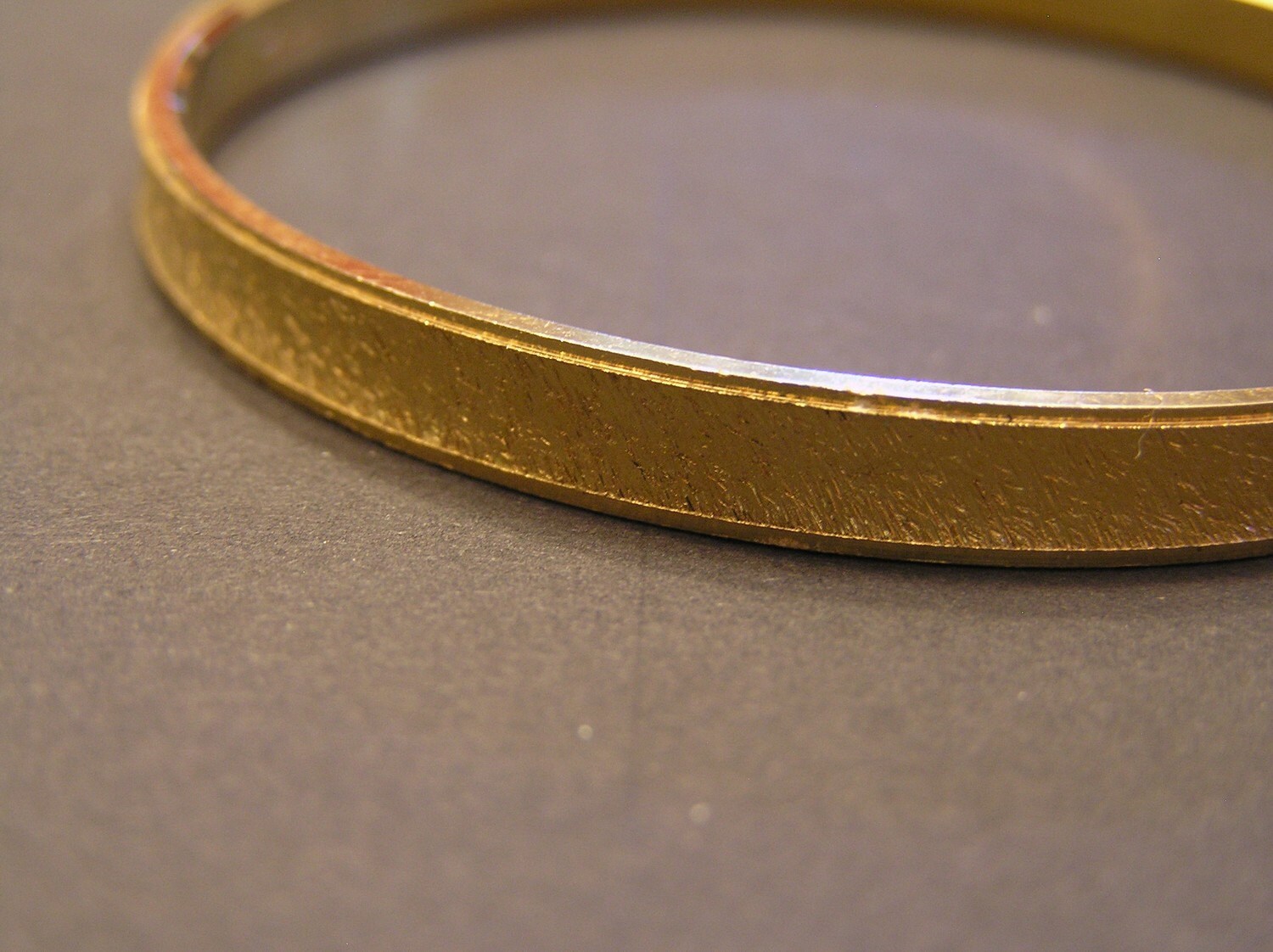 Vintage Crown Trifari Gold Tone Bangle Bracelet Size Medium M