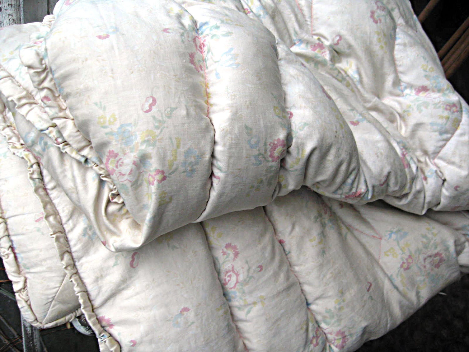Vintage eiderdown/comforter soft florals on cream background