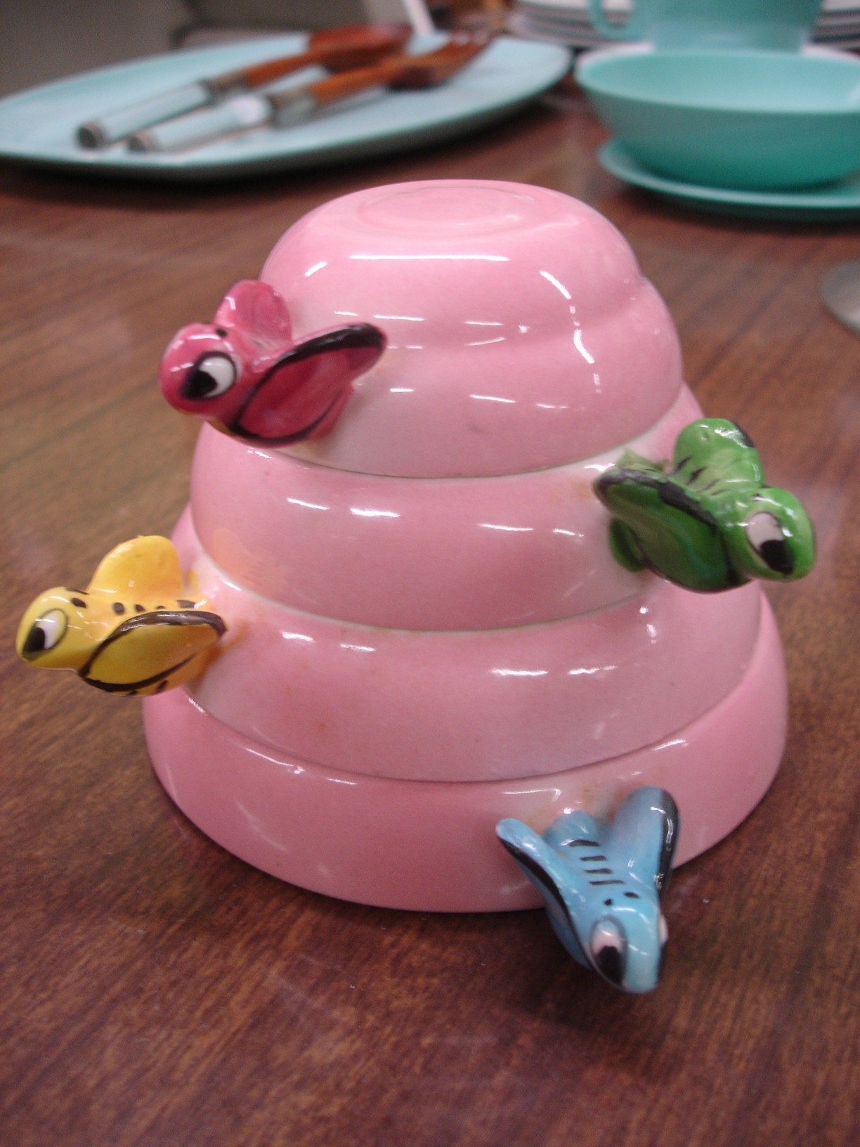 Cute vintage Beehive measuring cups... bzzz