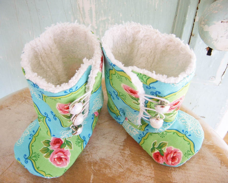 Sewing Pattern Button Boots. PDF sewing pattern for DIY baby