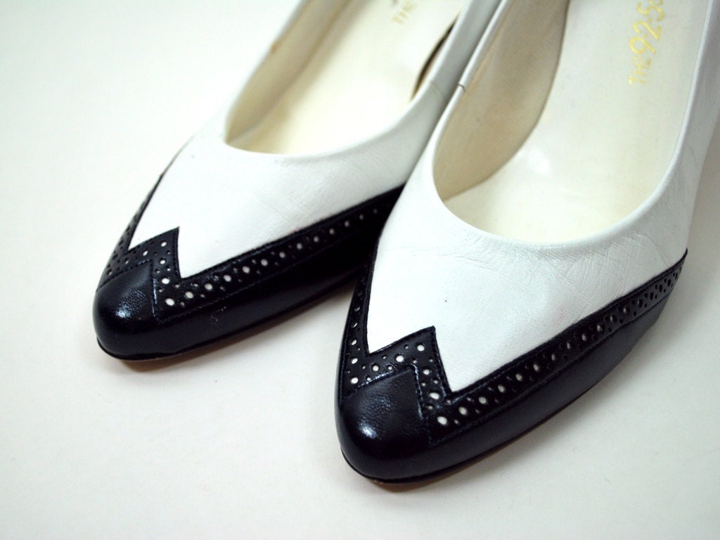 1980s does 1950s Shoes Spectator Pumps in Navy and White