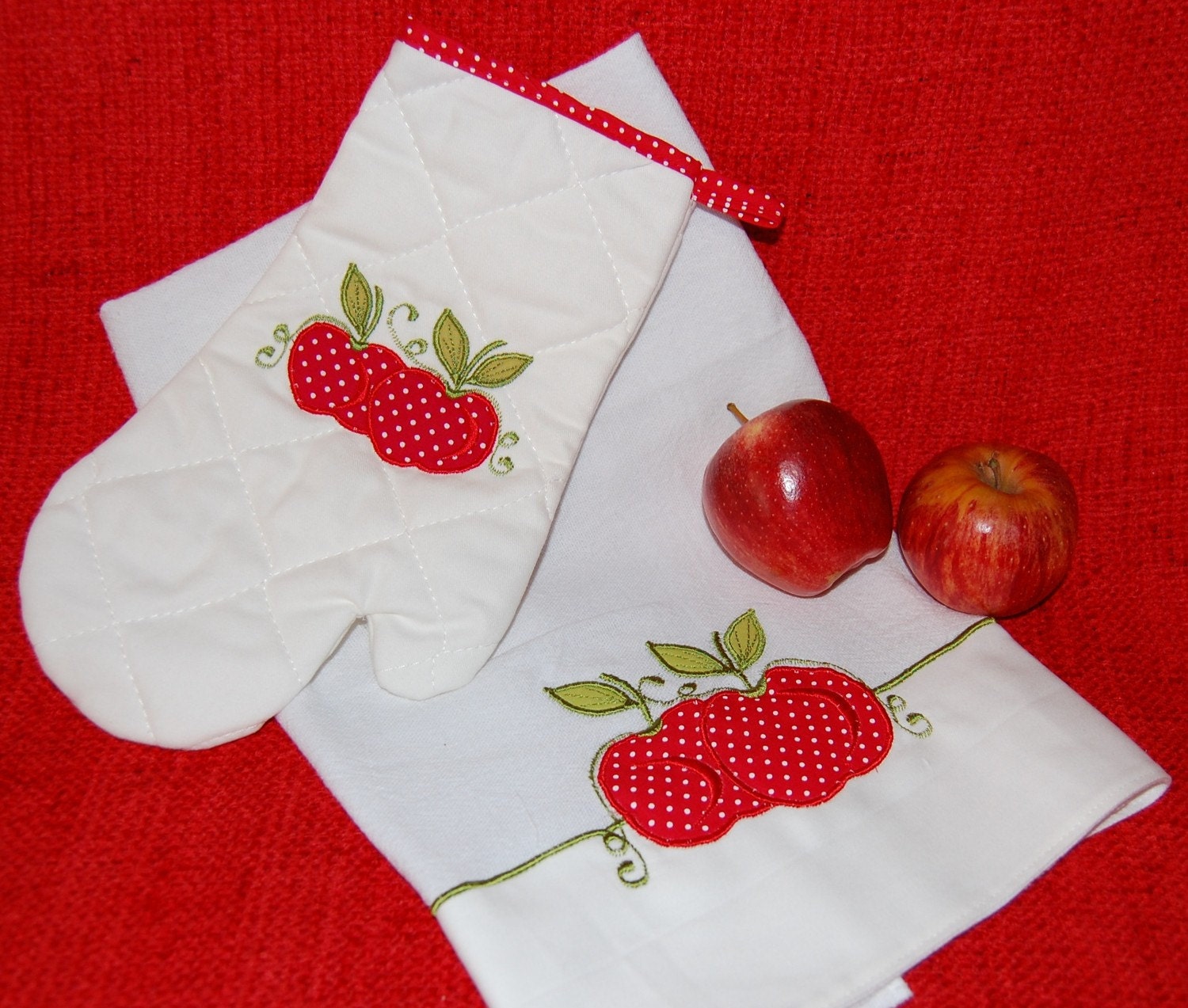 Beautiful apple applique dish towel and oven mitt set ON