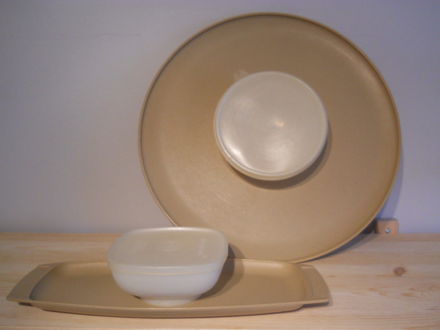 Set of 2 Tupperware serving platters Tan and white – Haute Juice