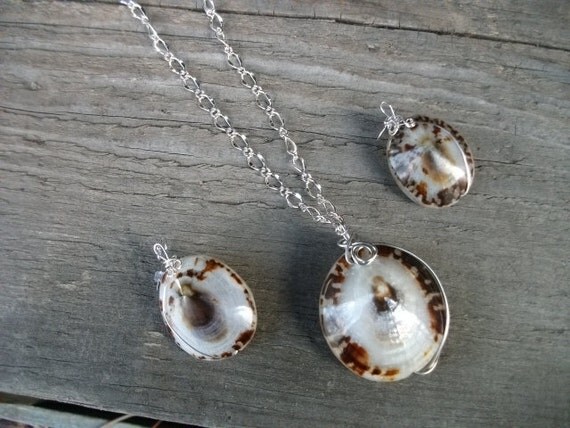 Items similar to Spectacular Hawaiian Opihi Shell necklace and earring ...