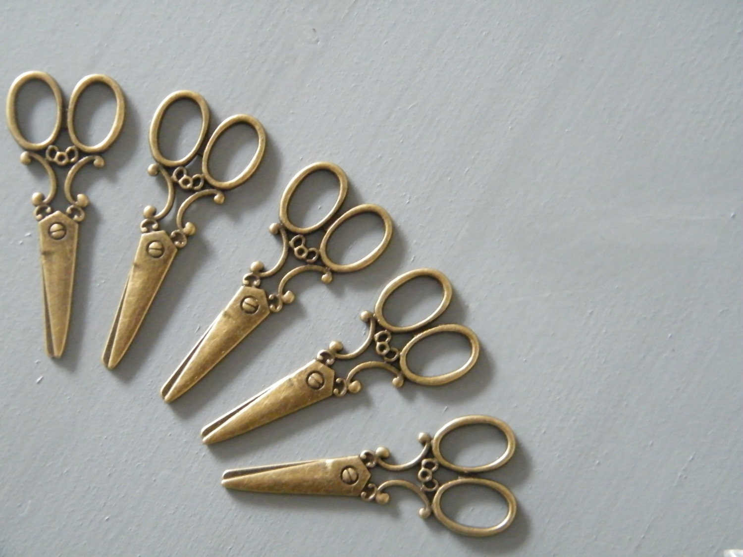 5 x Antique Bronze Brass Scissors Vintage by thejourneysend