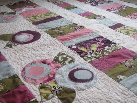 Items similar to Dandelion Daydreams Appliqued Quilt on Etsy