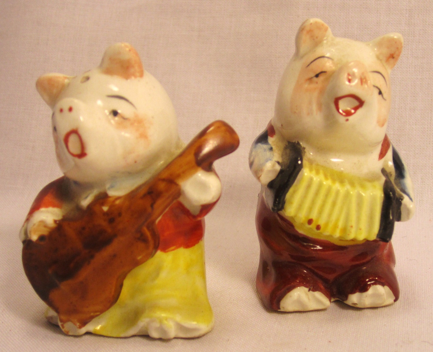 Vintage Collectible Salt and Pepper Shaker Pigs by PeekIntoMyAttic