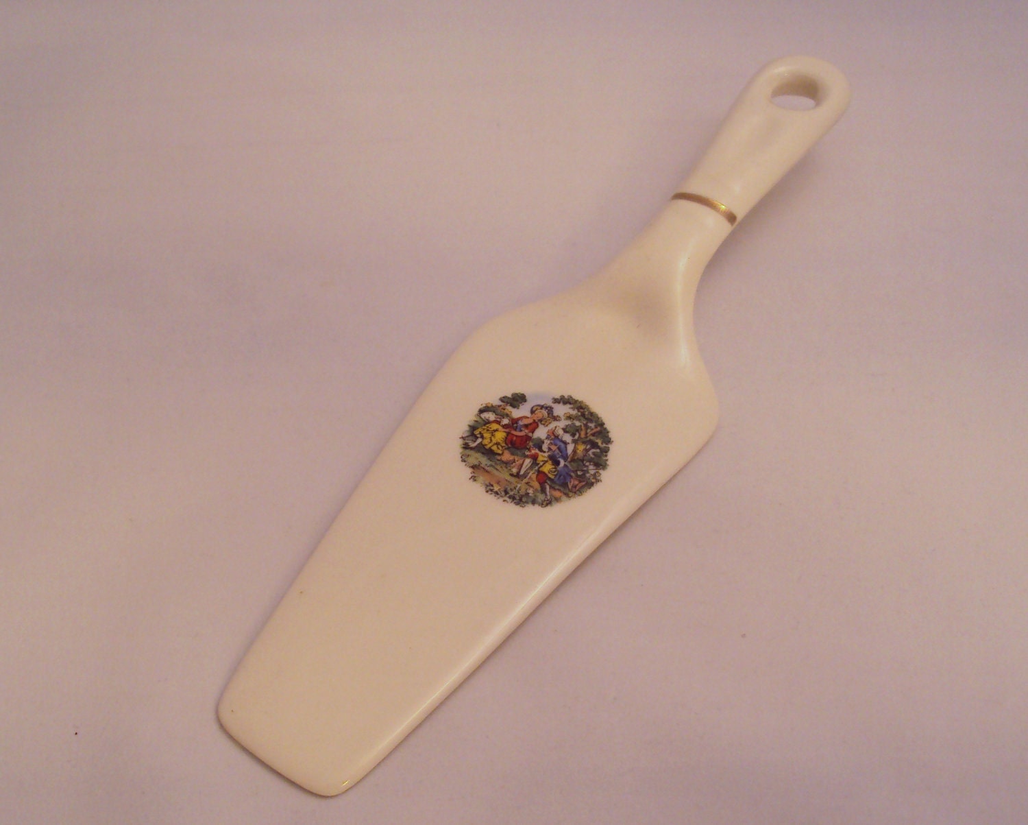 Vintage Pottery Cake Lifter Pie Server Colonial Courting Couple – Haute ...