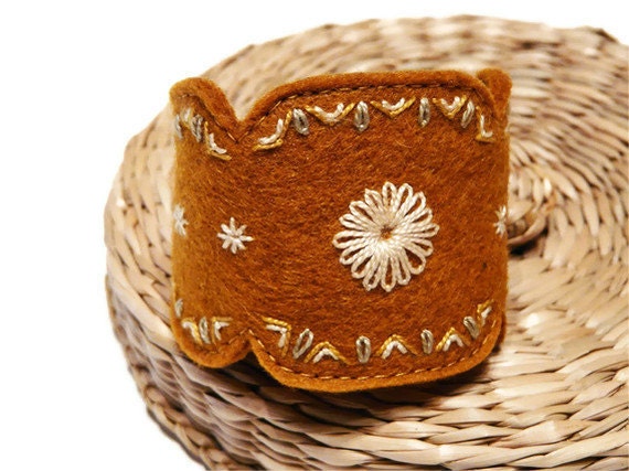 Items similar to Felt cuff Wool Bracelet Unique wool jewelry Embroidery ...