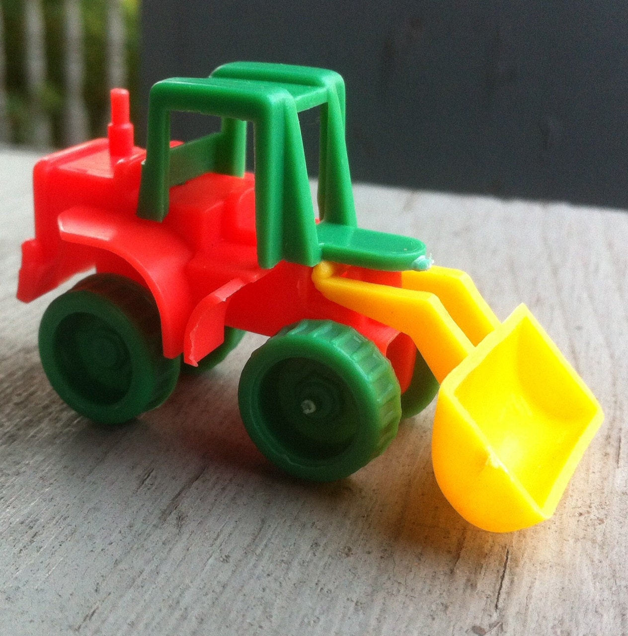 1978-1982 Plastic Construction Equipment Toy EARTH MOVER