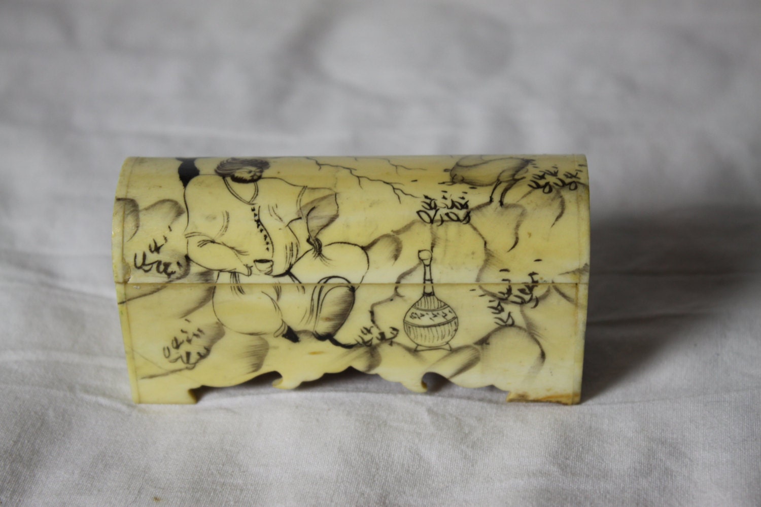 Hinged tiny Bone Box Oriental designs Ring or jewelry box Carved like ...