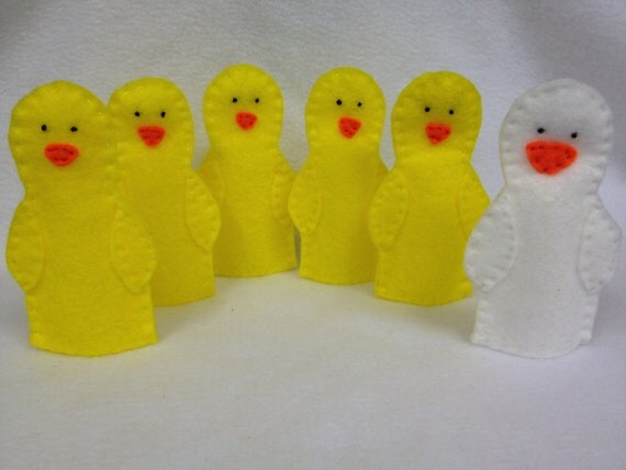 5 little ducks plus mother duck finger puppets