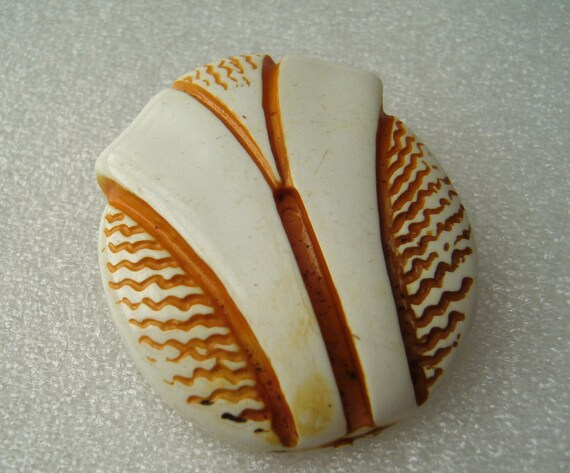 Vintage early plastic pin / brooch