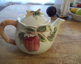 1991 Apple CBK Ltd. teapot ceramic apple tree with locking lid