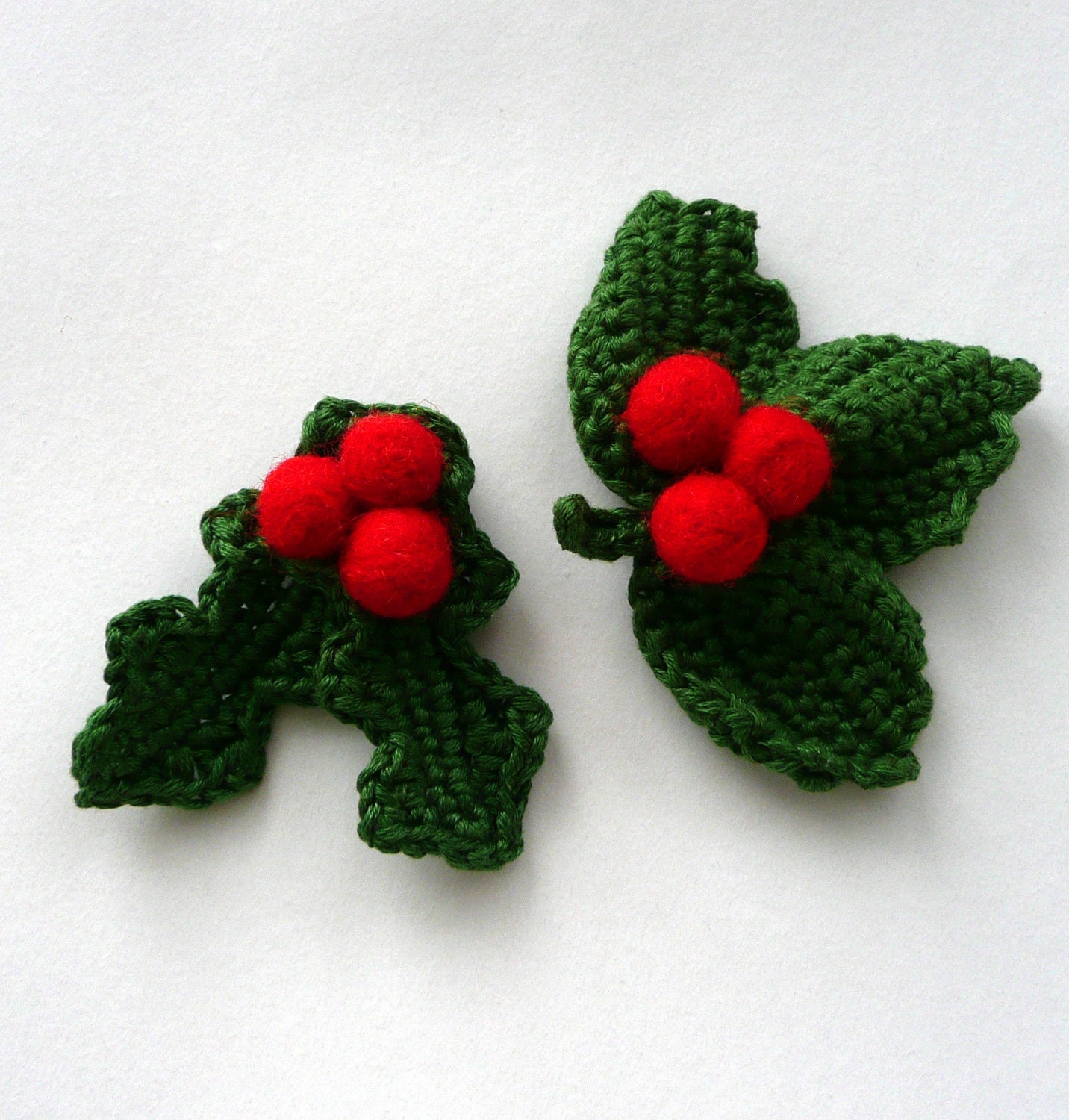 Christmas crochet Holly berry brooch decoration green leaves