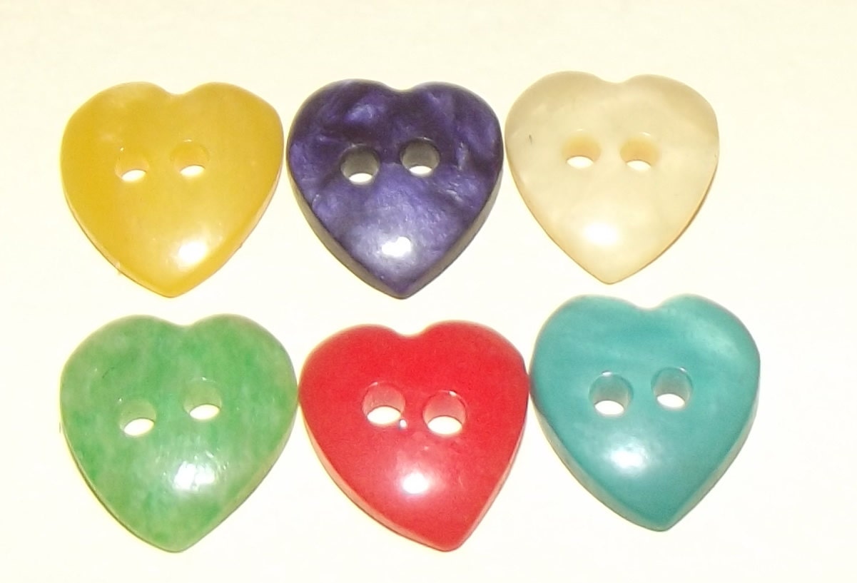 6 vintage 1940s Casein plastic buttons HEARTS