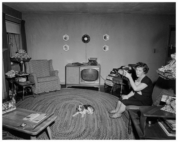 Living in Style 1958: A Modern Living Room with Retro TV
