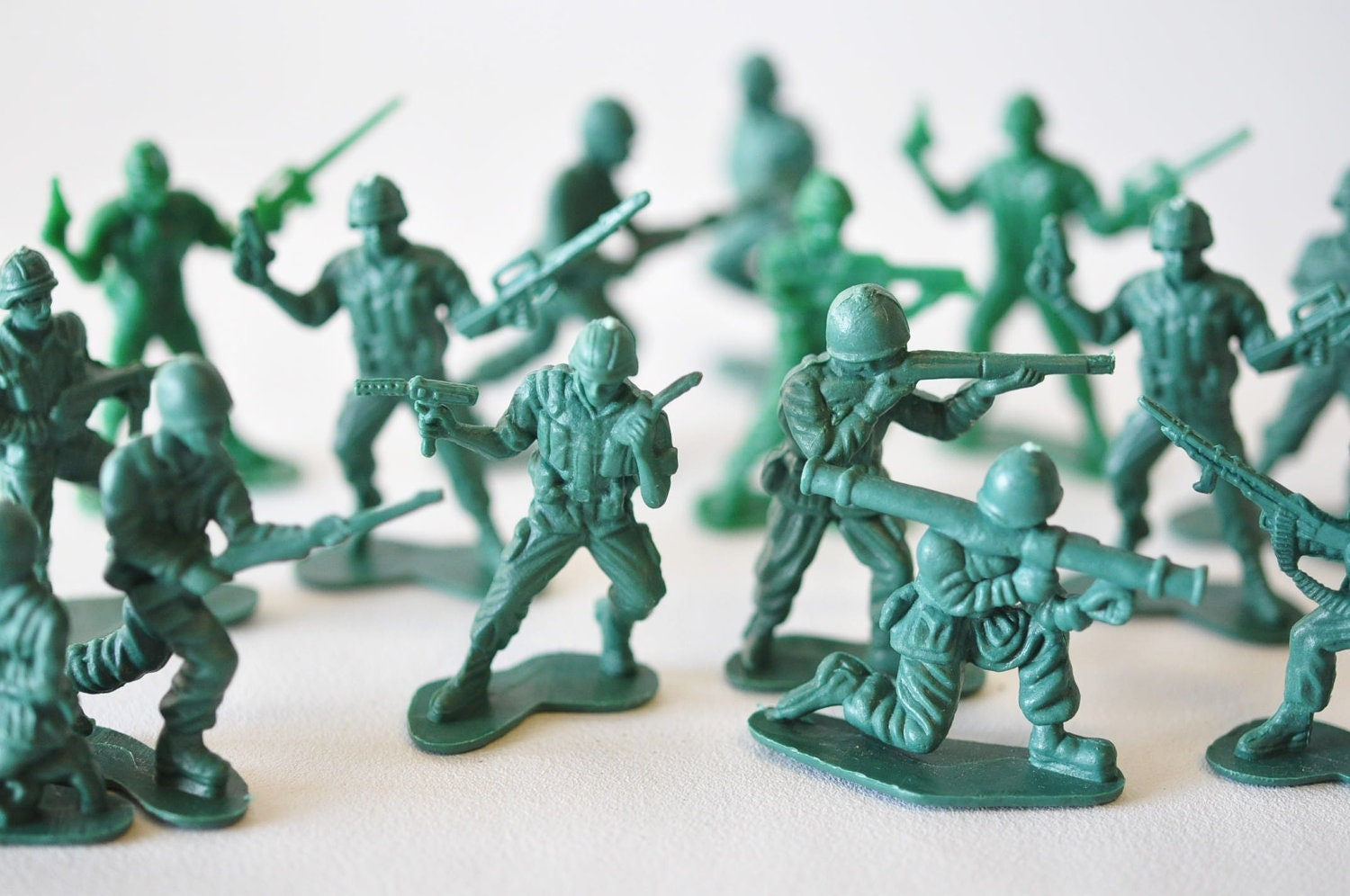 vintage army green plastic men...12 army men