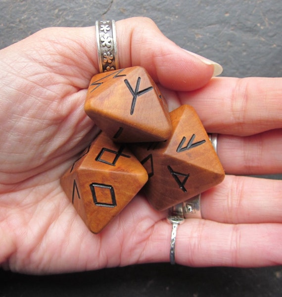 Unique and Exclusive Rune Dice in Hawthorn by mazedasastoat