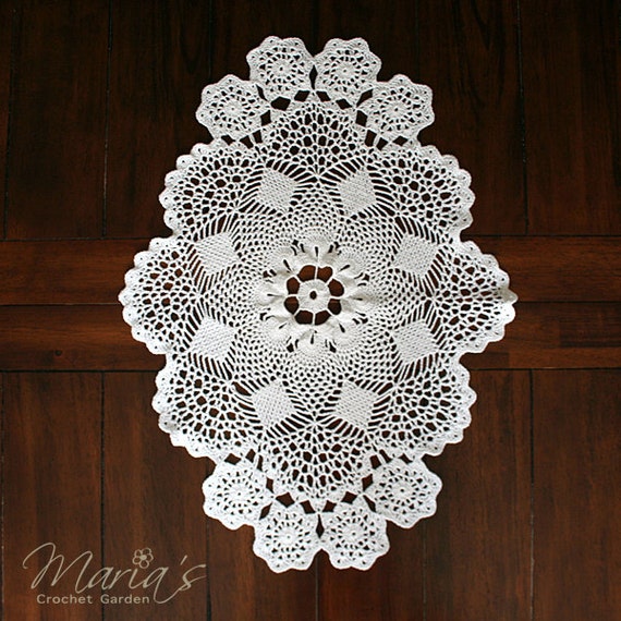 Lacy Crocheted Table Runner / Vintage Inspired Decor / Vintage