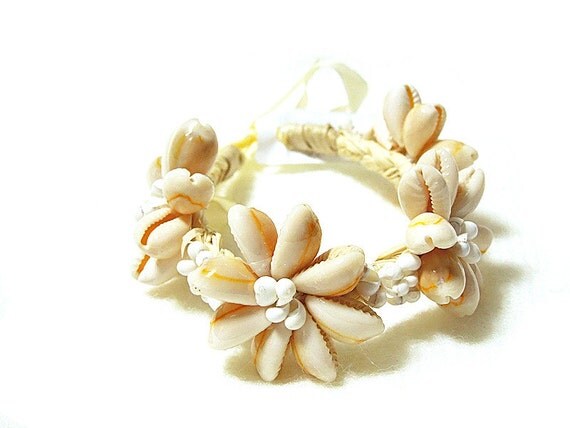 Beige Flower sigay/cowrie shell w. 6mm white mongo shell