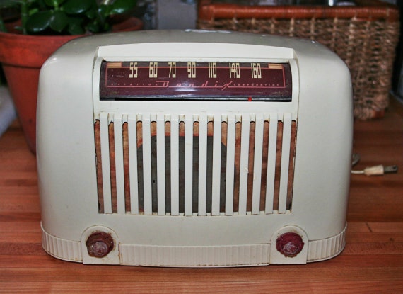 Vintage 1949 Bendix 55L2U Plaskon Tube Radio Rare