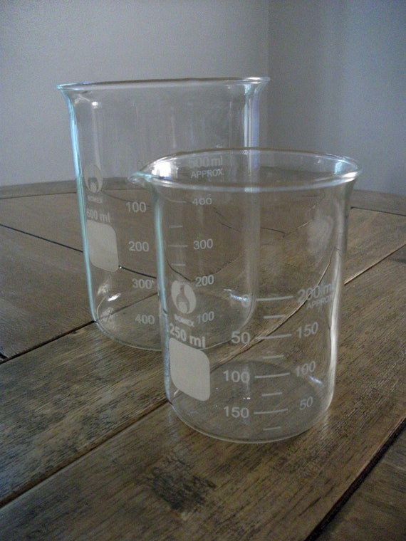 2 Vintage Beaker Pyrex 600 ml and 250ml Science Beakers