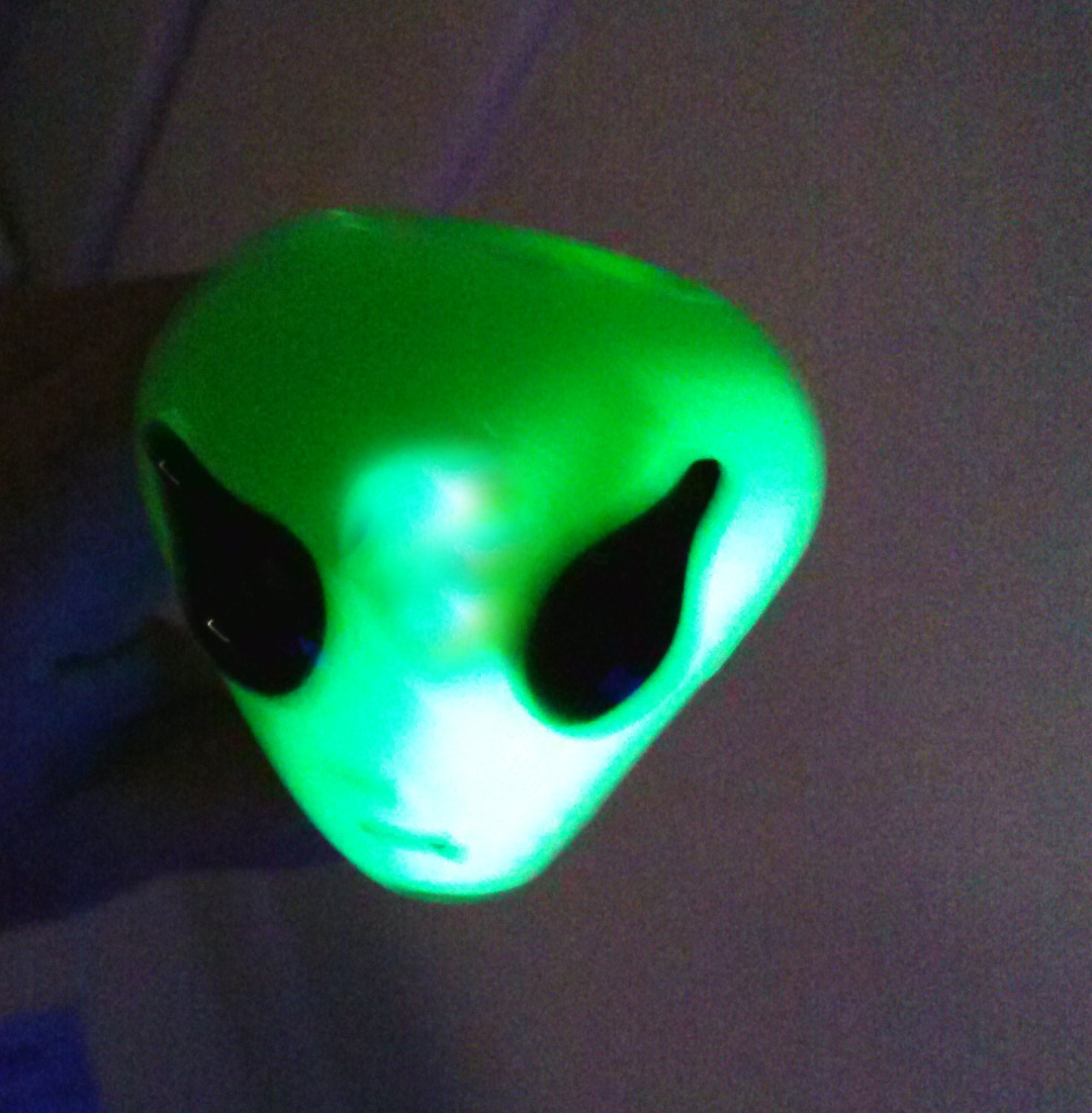 Glow in the dark Alien liquid filled pipe from by Elevatorglass