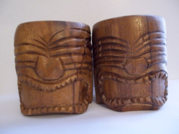 2 TIKI MUGS/ ViNTAGE WOOD TiKi CUPs/ Wood DRiNKING COCKTAiL