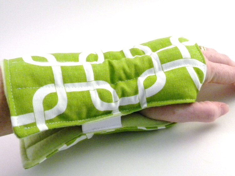 Heat Pack Wrist Warmer Wrap for Wrist hot or by theferriswheels