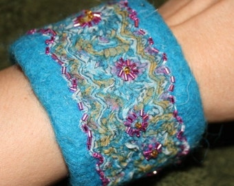 Felt bracelet | Etsy