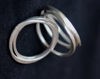 Handmade 3 Intertwined Rings in Silver wire by Storiesofsilversilk