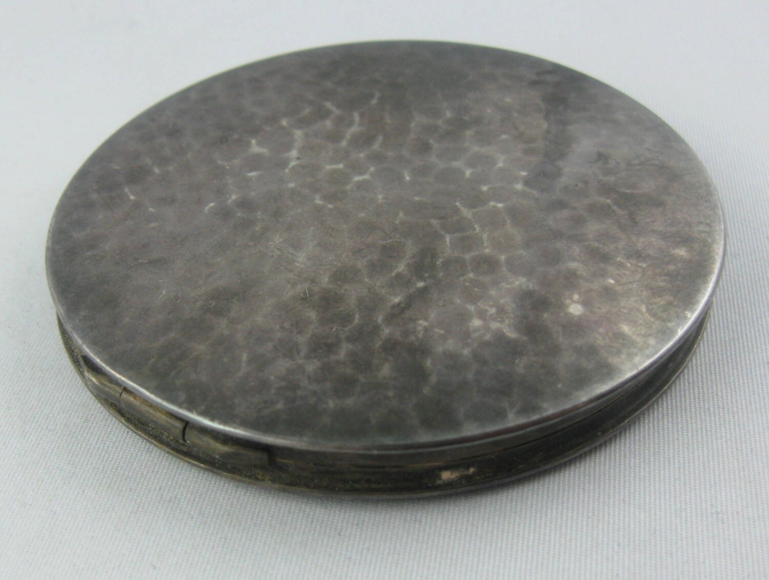20% OFF: Ancient powder compact in silver (800 Ag) in hammer decor ...