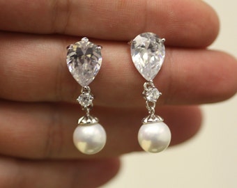 Bridal earrings. Pearl earrings. Wedding earrings. by simplychic93