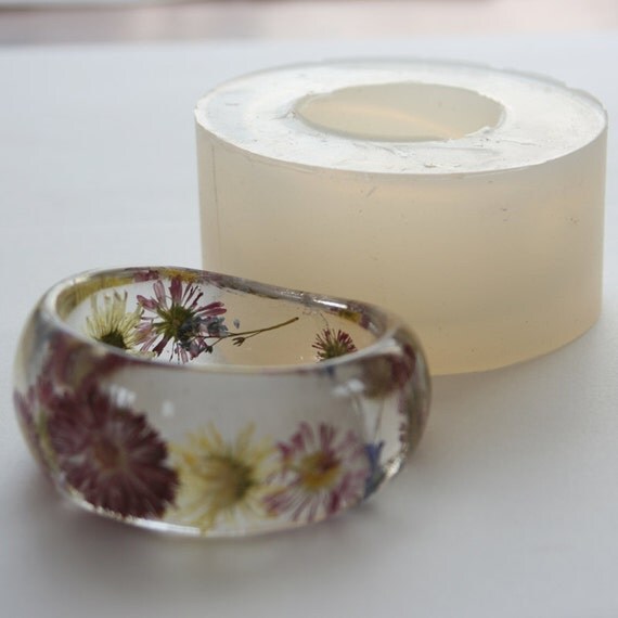 A transparent silicone mold for jewellery DIY a by ResinSun