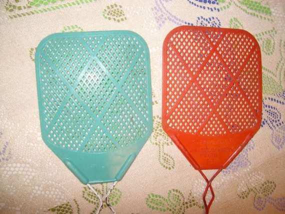 Red PLASTI-SWAT wire handle fly swatter vintage kitchen travel
