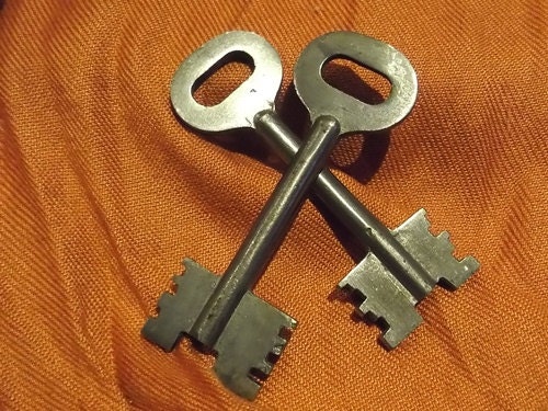 Vintage keys set of 2 from soviet Russia – Haute Juice
