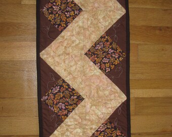 Zigzag table runner | Etsy